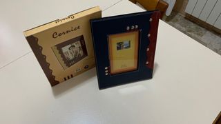 Cornice moderna con cuciture blu e bordeaux