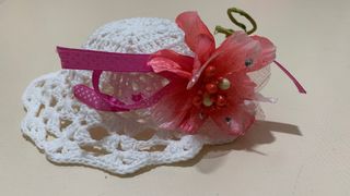 Merletto inamidato a forma di cappellino