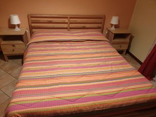 Letto matrimoniale e comodini 