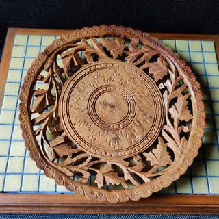 piatto decorativo traforato in legno da appendere 