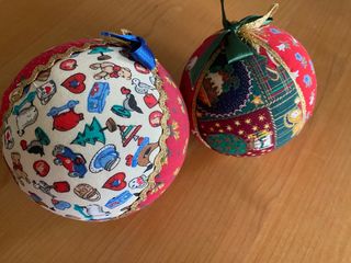 Palle di Natale ricoperte in tessuto fatte a ma 