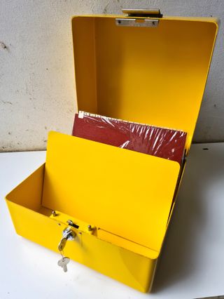 SCHEDARIO IN METALLO GIALLO