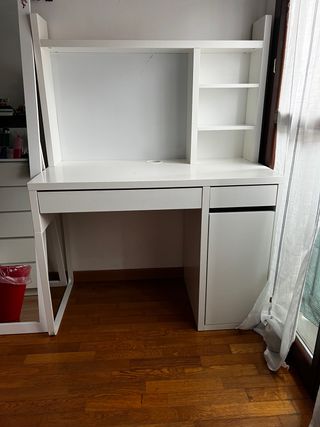 Scrivania Ikea e sedia da ufficio