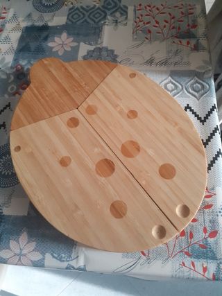 tagliere con coltelli da formaggio 