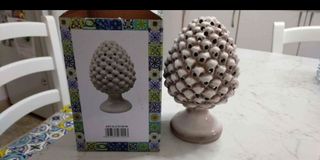  Lumetto pigna in porcellana h 18 cm con luce led