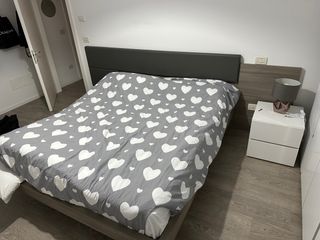 Letto doghe materasso e comodini come nuovo 