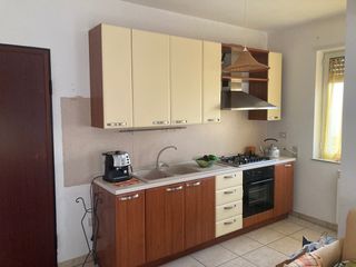 VENDO CUCINA MODERNA + TAVOLO CON SEDIE