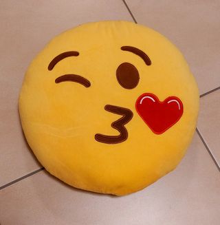 cuscino rotondo con bacio