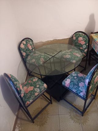 Tavolo in vetro con quattro sedie