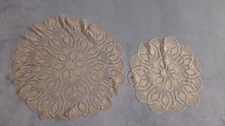 Coppia centrini lavorati a mano