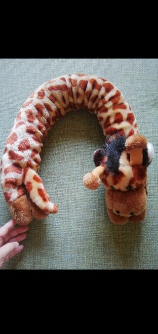Cuscino a forma di giraffa.