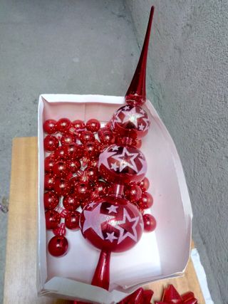 Puntale rosso per albero e coccarde rosse.