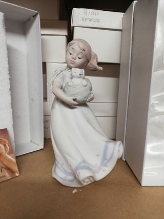 Bimba con cane in Porcellana Morena