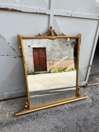 Specchio con cornice dorata