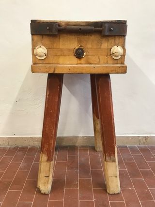Banco da macellaio in legno quadrato