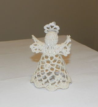 Angelo natalizio all'uncinetto inamidato