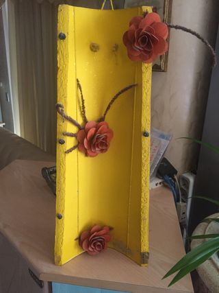 Tegola in terracotta decorata con appendino