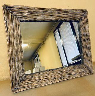 Specchio con cornice in vimini vintage