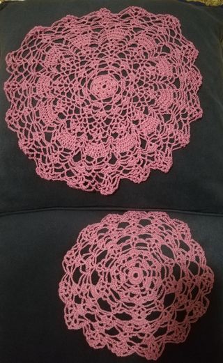 set 2 centrini rosa pesca ricamati a mano