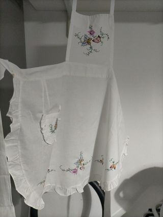 Grembiule ricamato a mano