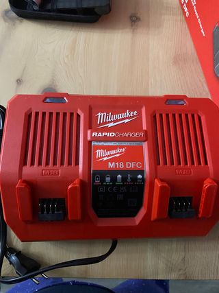 Doppio caricabatterie Milwaukee 