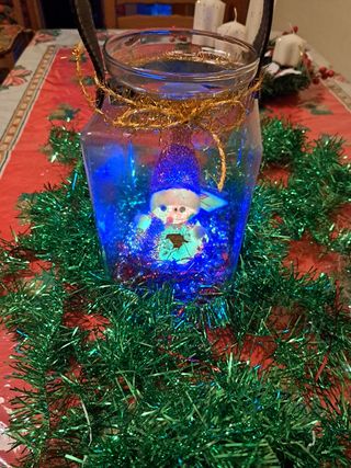 vaso in vetro con addobbi natalizi 