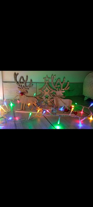 Decorazioni natalizie,due renne e un albero