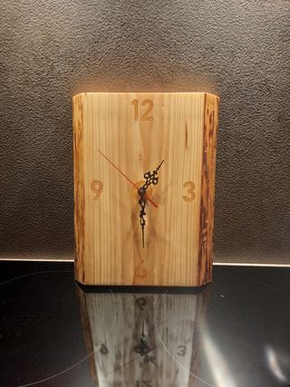 Orologio in legno di pino e resina arancione