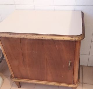 Coppia di comodini in legno