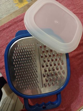 grattugia con ciotola e coperchio 