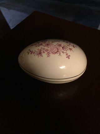 Piccolo uovo contenitore, dipinto a mano