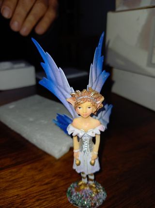 Fata in resina con ali di metallo