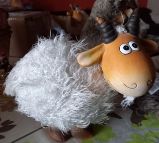 Capra in terracotta e pelo sintetico 