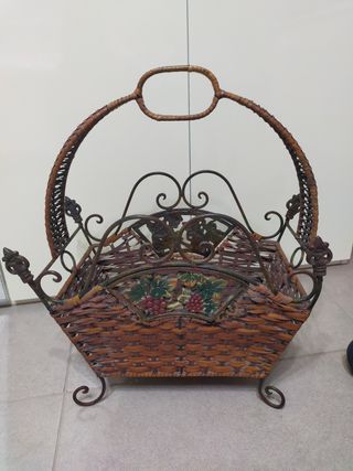cesto in vimini e ferro 