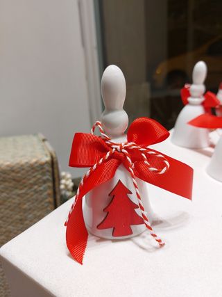 campana con albero rosso
