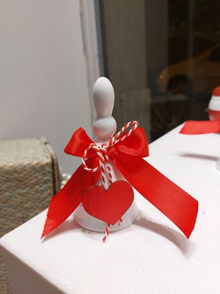 campana con cuore rosso