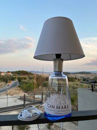Lampada artigianale con gin mare