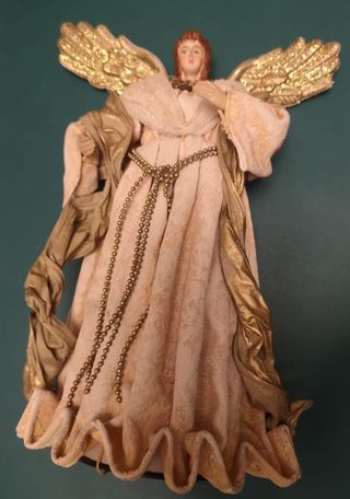 Angelo con abito in tessuto