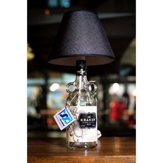 Lampada artigianale con rum kraken