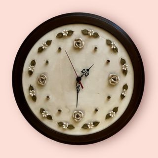 orologio in legno Co decorazioni in capodimonte