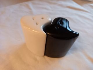 coppia sale e pepe a forma di cuore bianco e nero