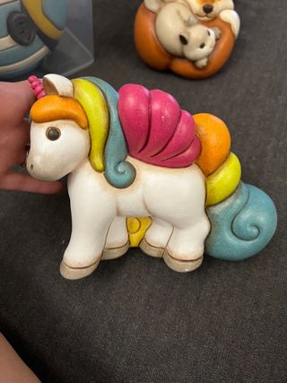 Thun unicorno elegante al passo medio 