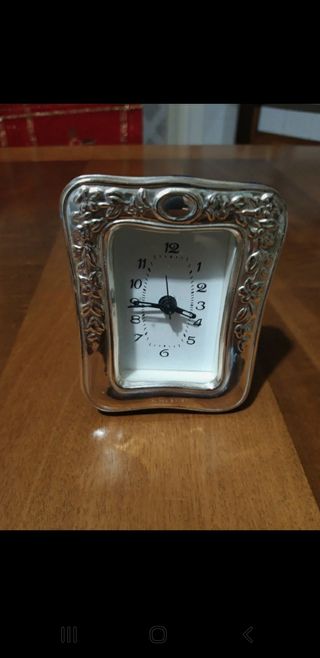 Sveglietta da comodino in argento lavorato.