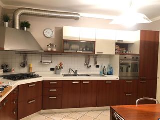 cucina Salvarani con elettrodomestici e tavolo