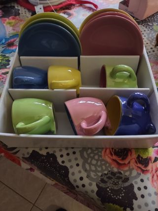 set di tazze con piattini colorati