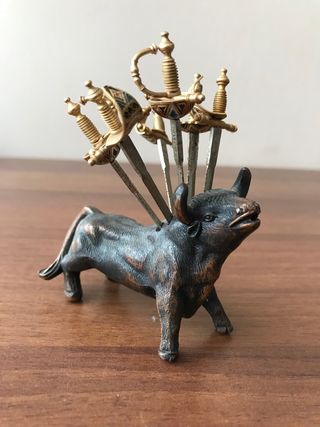 Toro in ottone con le spade