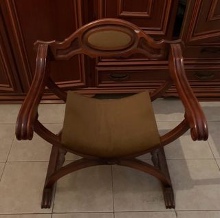 Poltrona Savonarola in legno scolpito 