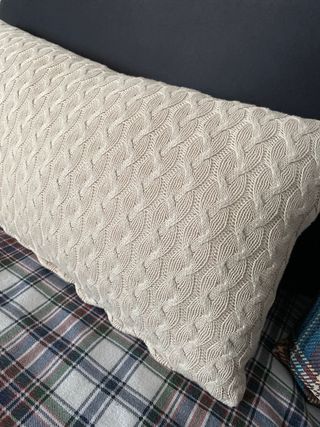 Cuscino in maglia beige