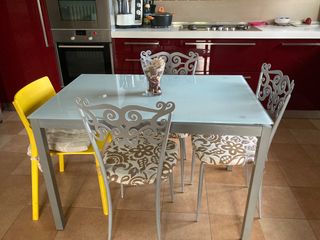 Tavolo in vetro allungabile con 4 sedie