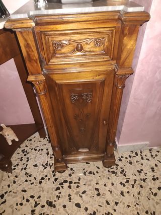 comodini antichi, lavorati a mano.